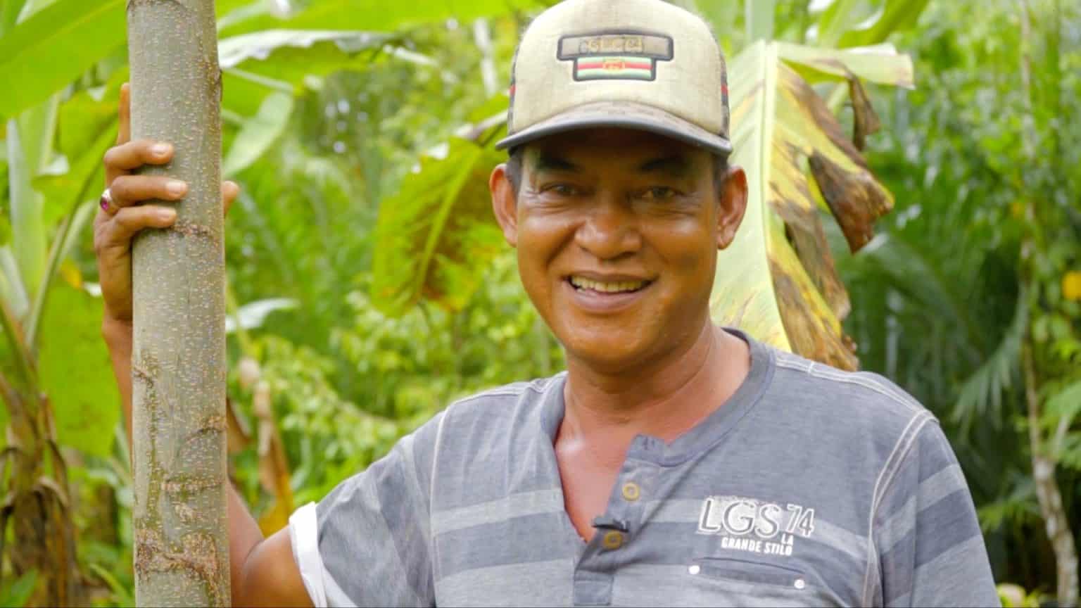 Kleinbauer Pasihan pflanzt Hoffnung für die nächste Generation ...